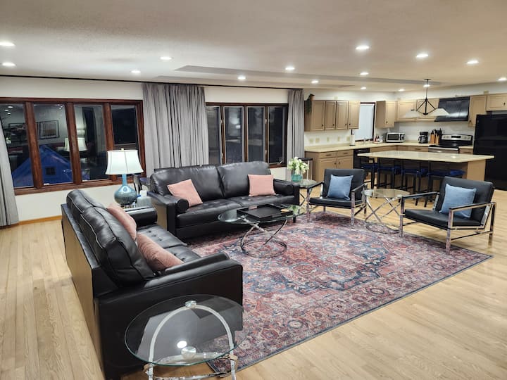 Gathering Place | Comfortable For Goups | Hot Tub - Iowa City, IA