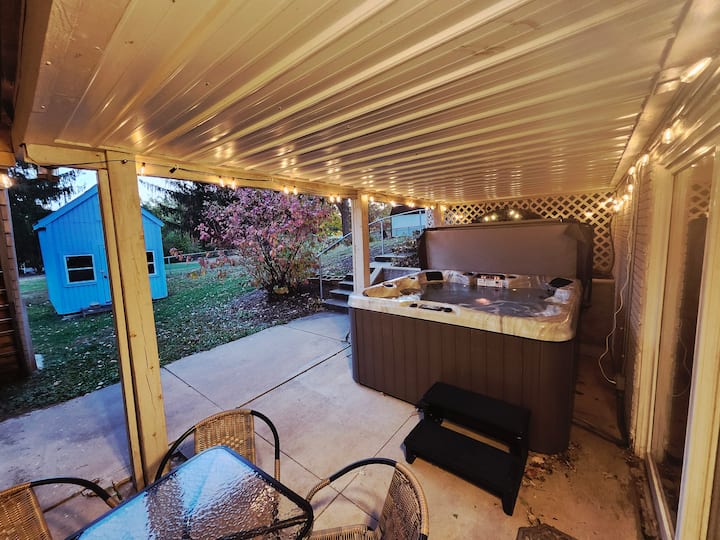 Gathering Place | Comfortable For Goups | Hot Tub - Iowa City, IA