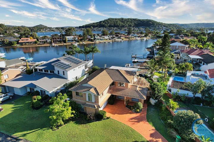 Luxury 5br St. Hubert Island | Pool + Water Access - Gosford