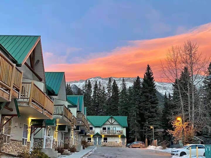 Near Banff Side-by-side 2 Units Townhouse/sleep 12 - Banff, AB, Canada