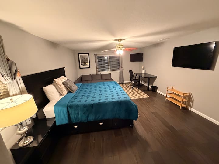 Beautiful Master Bedroom Suite Quiet Neighborhood - Stockton, CA