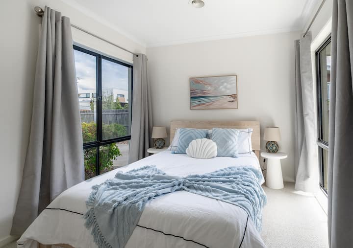 Bright & Spacious Getaway On Powell Street - Geelong