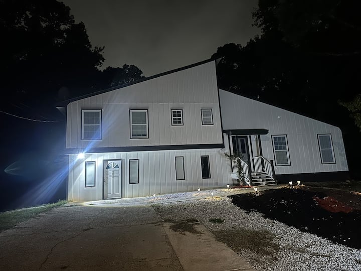 Luxurious 5- Bedroom House With Game Room - Stone Mountain, GA