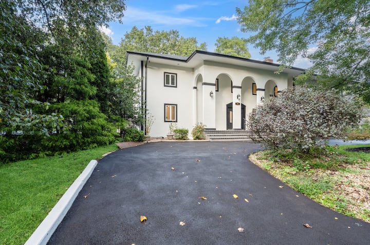 Home In Dix Hills. - Huntington, NY