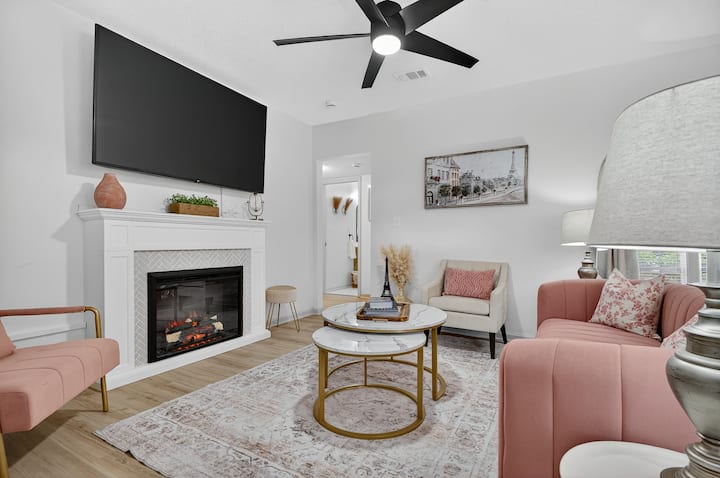 La Vie En Rose: French-inspired East Hill Cottage - Pensacola, FL