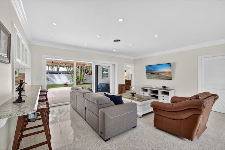 Spacious 4 Br Retreat * Perfect For Long-term Stay - Riviera Beach, FL