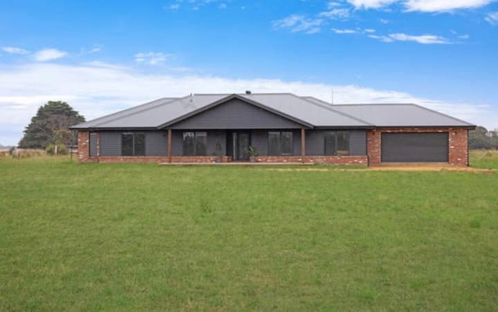 Spacious Family And Pet Friendly Home - Warrnambool