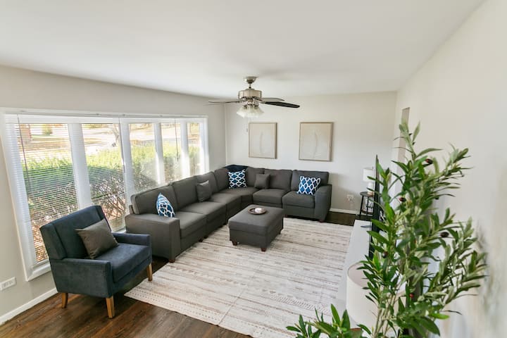 Spacious 4 Bedroom Retreat W/ Covered Back Porch! - Waukegan, IL