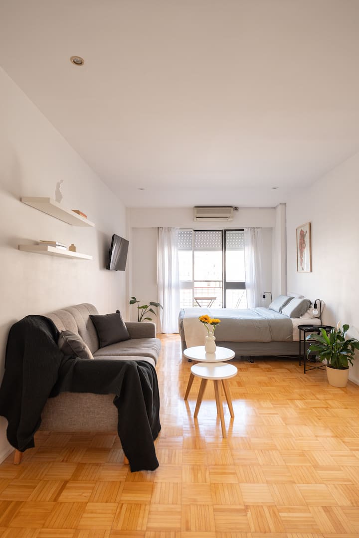 Estudio Con Balcón En Recoleta - Recoleta