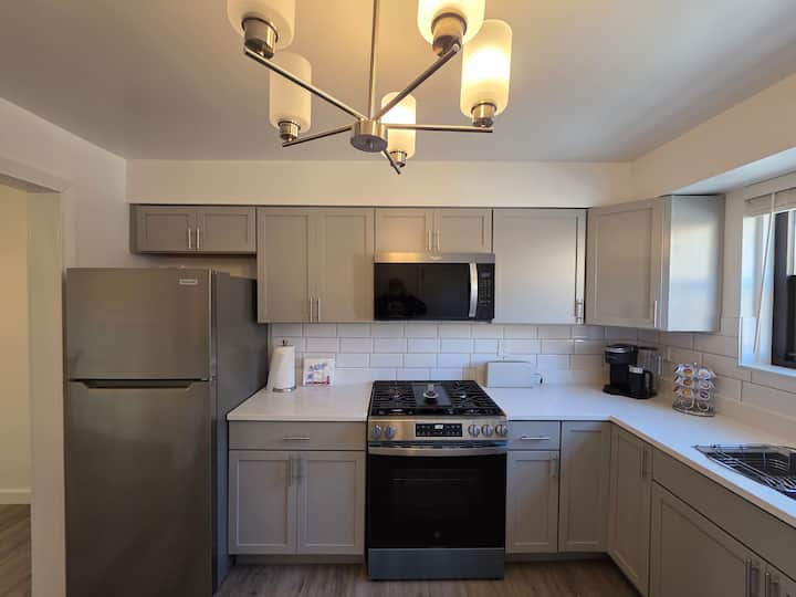 Walk To Skokie Swift Train Free Parking Free W/d - Skokie, IL