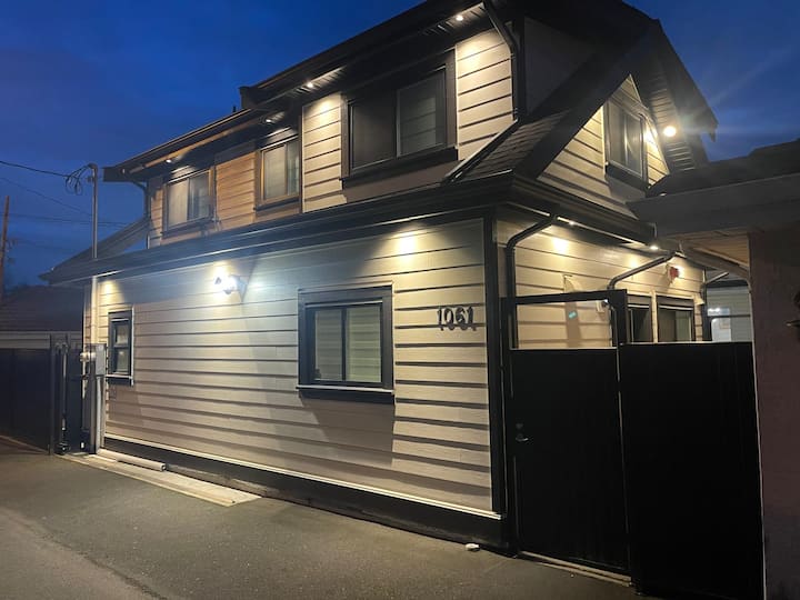 Spacious Living In Great Location - Vancouver