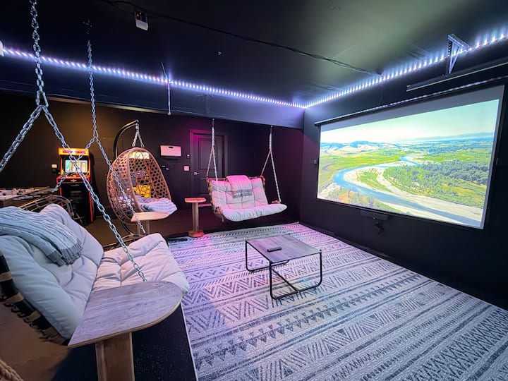 Luxe Ennis Retreat | Sleeps 10 | Theater & Arcade - Ennis, MT