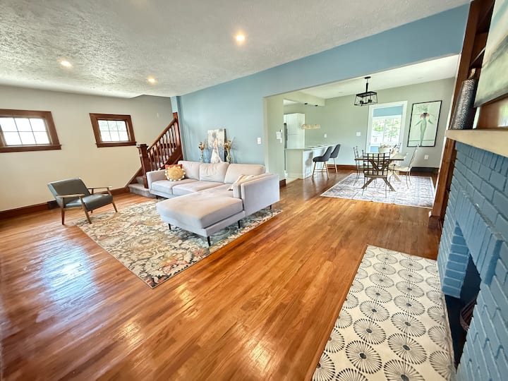 Arts & Crafts Sapphire Gem Near The Lake Shore - Willoughby, OH