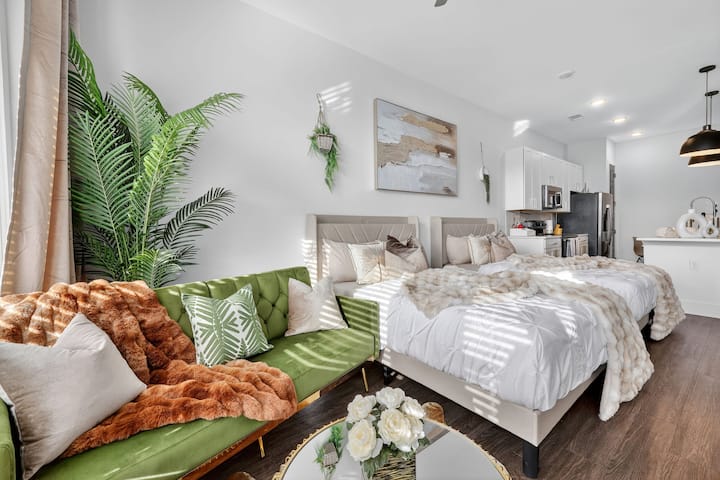 Prime Location Stylish D-town Getaway/wlk 2 Brwy - United States