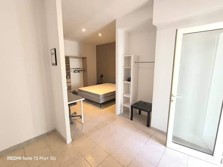 Suite Avec Entrée Indépendante Dans Grand Appart - Nîmes
