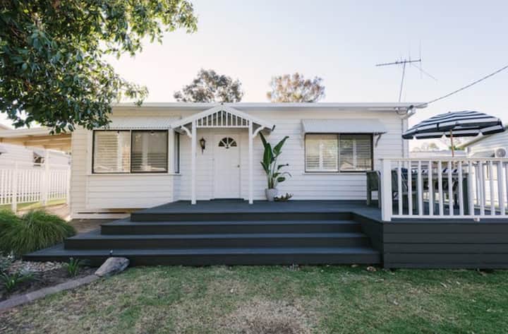 The Anchorage; Lakeside Luxury Cabin. - Albury