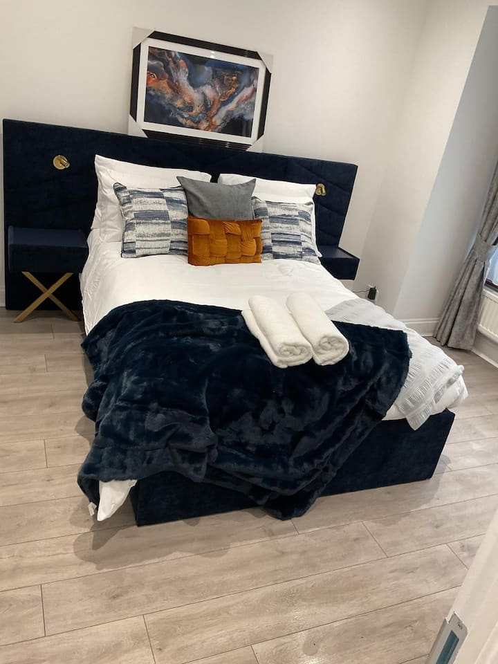 3 Bedrooms Your Home Away From Home. - Enfield Town