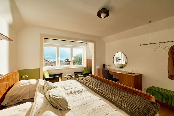 Central Lake-view Retreat With Mid-century Charm - Gmunden