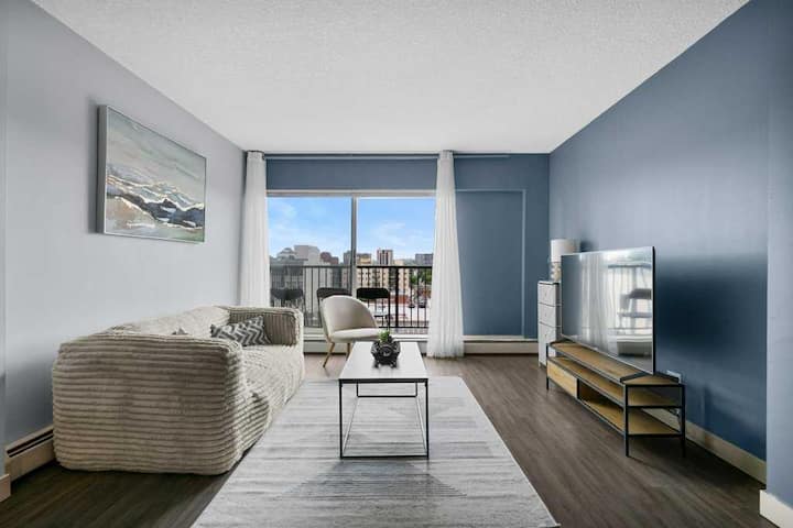 17th Ave Top Floor 1bdrm Apartment - Canada