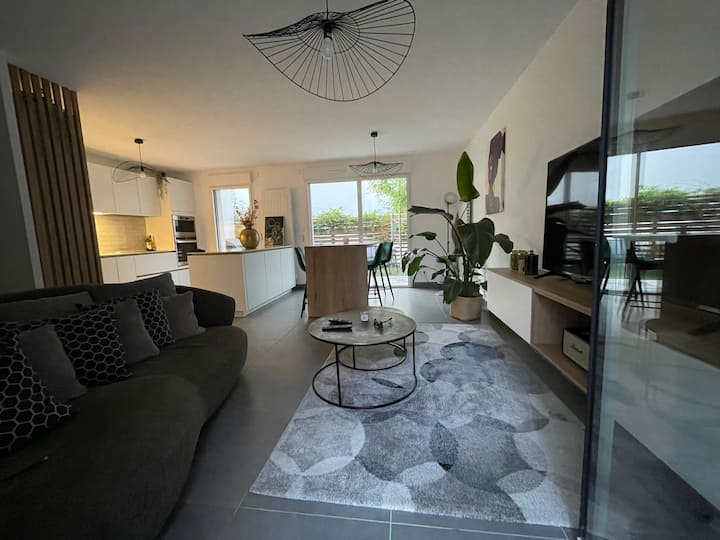 Maison De Ville Moderne Avec Patio Et Terrasse. - ibis Lyon Est Bron