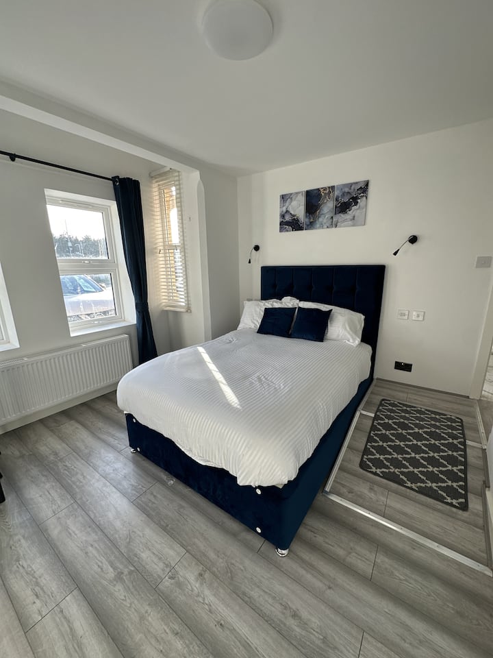 The Golden Retreat - Reading