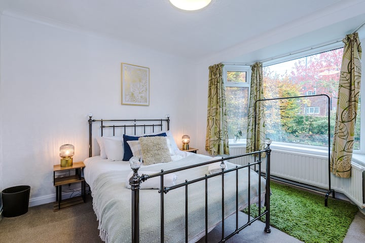 4 Bed House - Sleeps 8 - Free Parking - Manchester - Altrincham