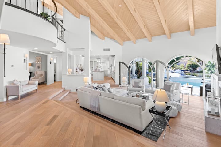 Treasure In The Cove Luxury Waterfront - Gilbert, AZ