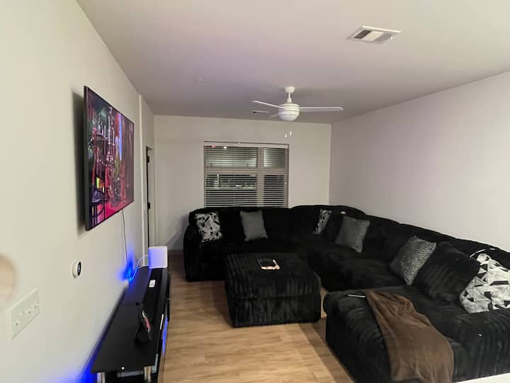 Upscale Modern Apartment | Open Space + Cozy Vibes - カンザスシティ, MO