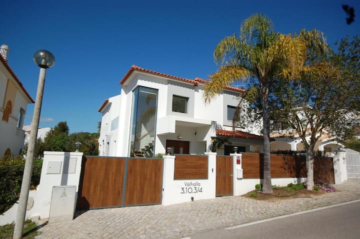 5 Bedroom, 5 Bathroom Villa Near Old Village - Vilamoura