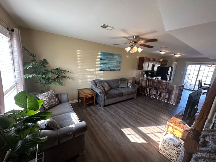 A Centrally Located Clean Home Close To Everything - Clarksville, TN