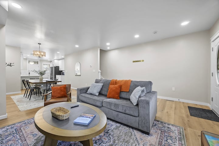 Upscale 3br | Prime Location + Off-street Parking! - Turtle, West Mifflin