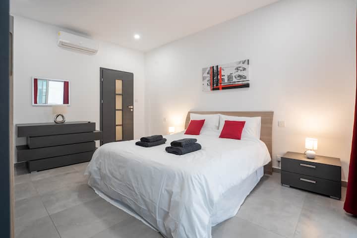 Balluta Bay Seabreeze Apartment - La Valetta