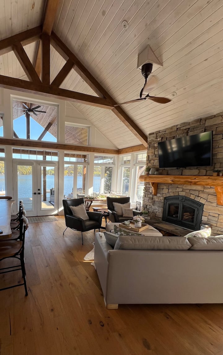 Cozy Lakeside Cottage With Beach, Dock & 
Hot Tub - Ontario