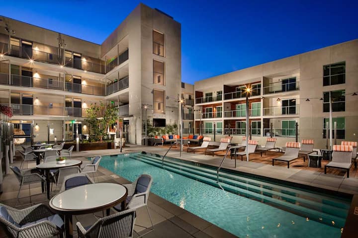 Luxury At Its Finest With Pool, Spa & Gym - Santa Monica, CA