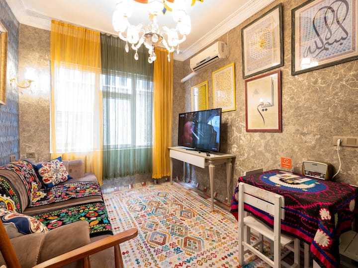 Mevlana Türbesine 50 Metre. Mevlana Ile Iç Içe. - Konya