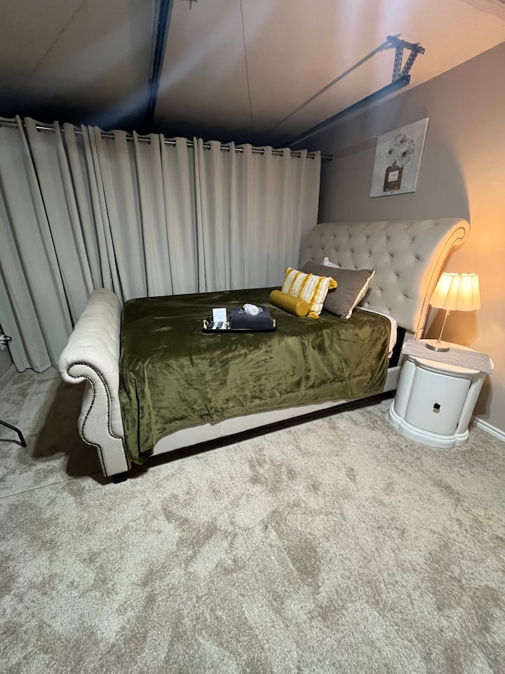 Large Beautiful Queen 600 Sq Ft Converted Garage - Tyler, TX