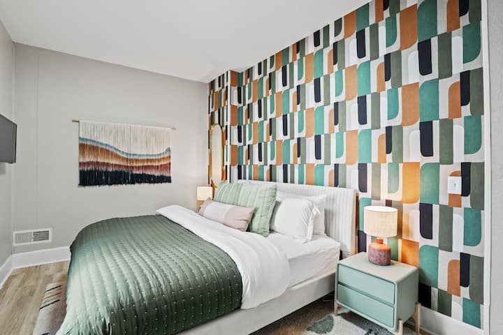 New! Cream City Flat - 5 Star Location, Fire Table - Milwaukee, WI