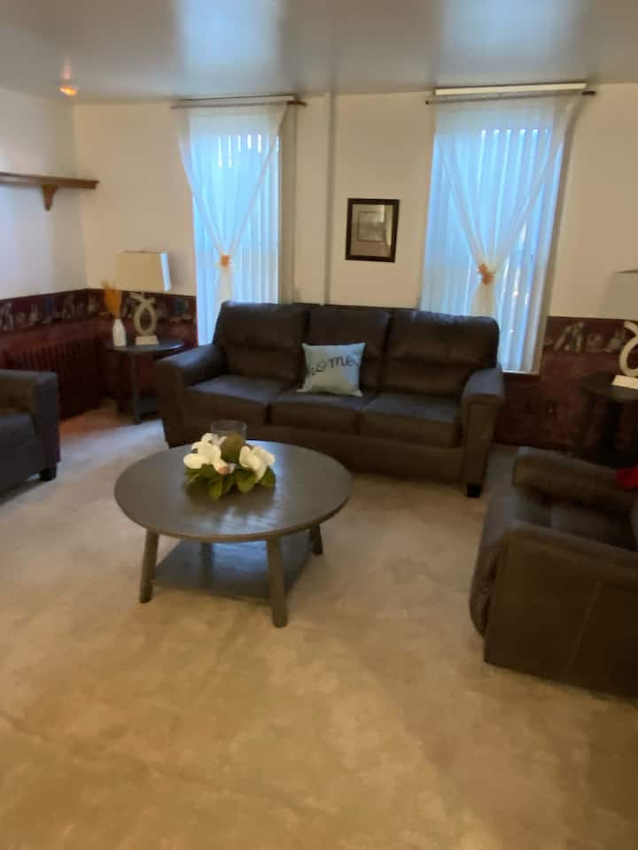 Metro Detroit Suburb Great Rate For Eight. - Lincoln Park, MI