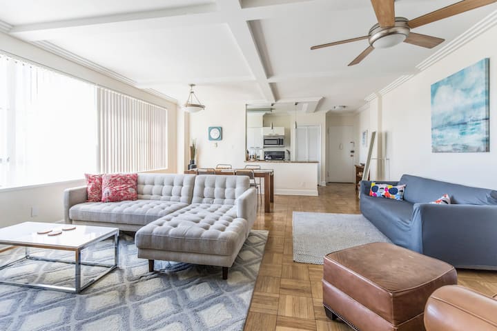 2 Bedroom 2 Bath / Washer Dryer By The Grove - Beverly Hills, CA