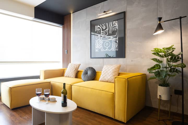 Designer Apartment ~ Free Coffee & Bikes + Parking - Peru