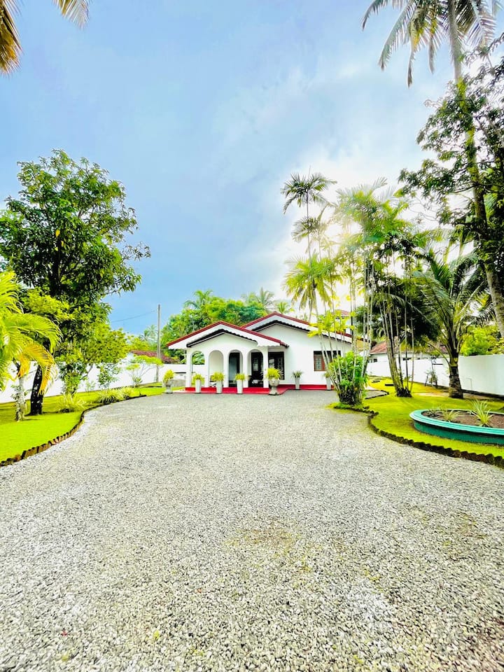 Beach Star Deluxe Villa - Bentota