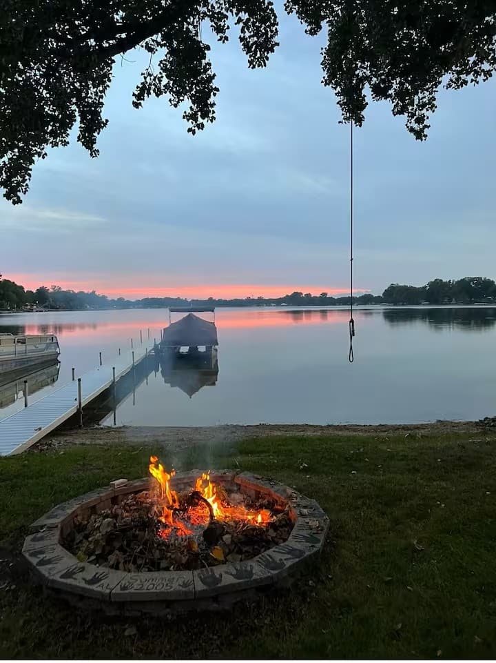 Lakeside Retreat With Game Room And Gorgeous Views - Constantine, MI