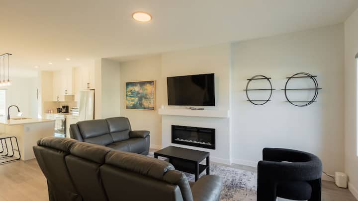 Cozy Haven 4 Br House - Spruce Grove