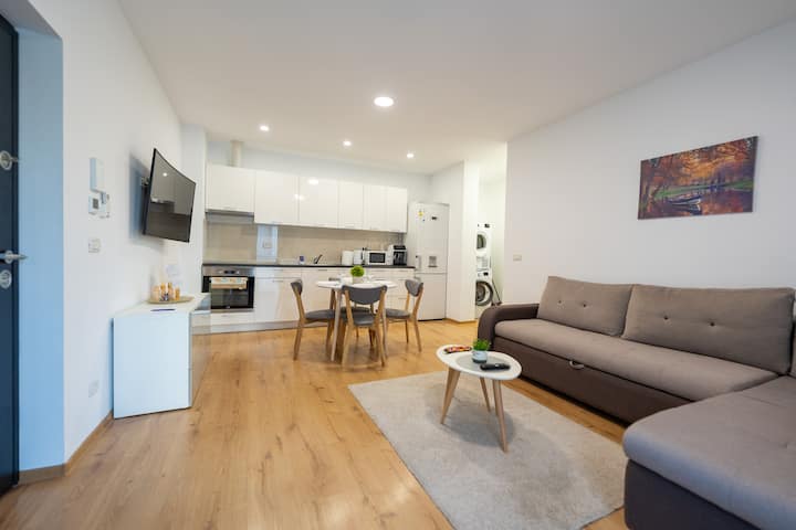 Esther Line Apartments 4a - 