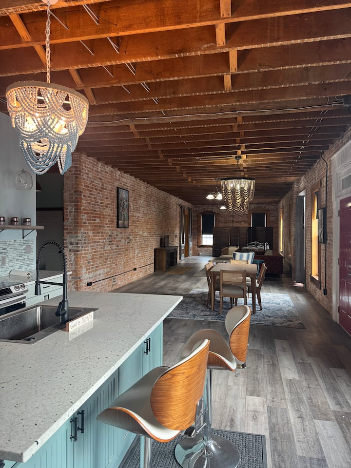 The Newberry Loft —Historic Charm, Modern Comfort - Laura, OH