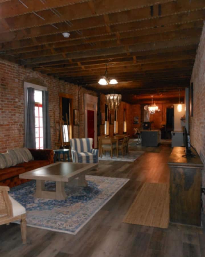 The Newberry Loft —Historic Charm, Modern Comfort - Troy, OH