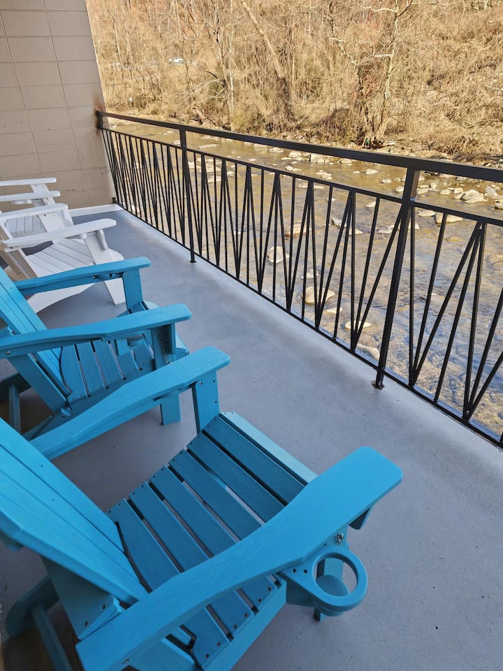 *New Listing* Riverfront Pet Friendly Gatlinburg - Gatlinburg, TN