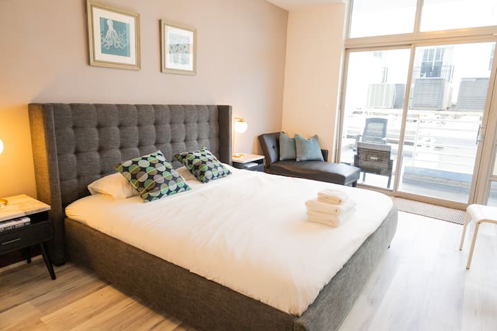 Ocean Dr Studio |Rooftop Pool + Beach Access - Miami Beach, FL