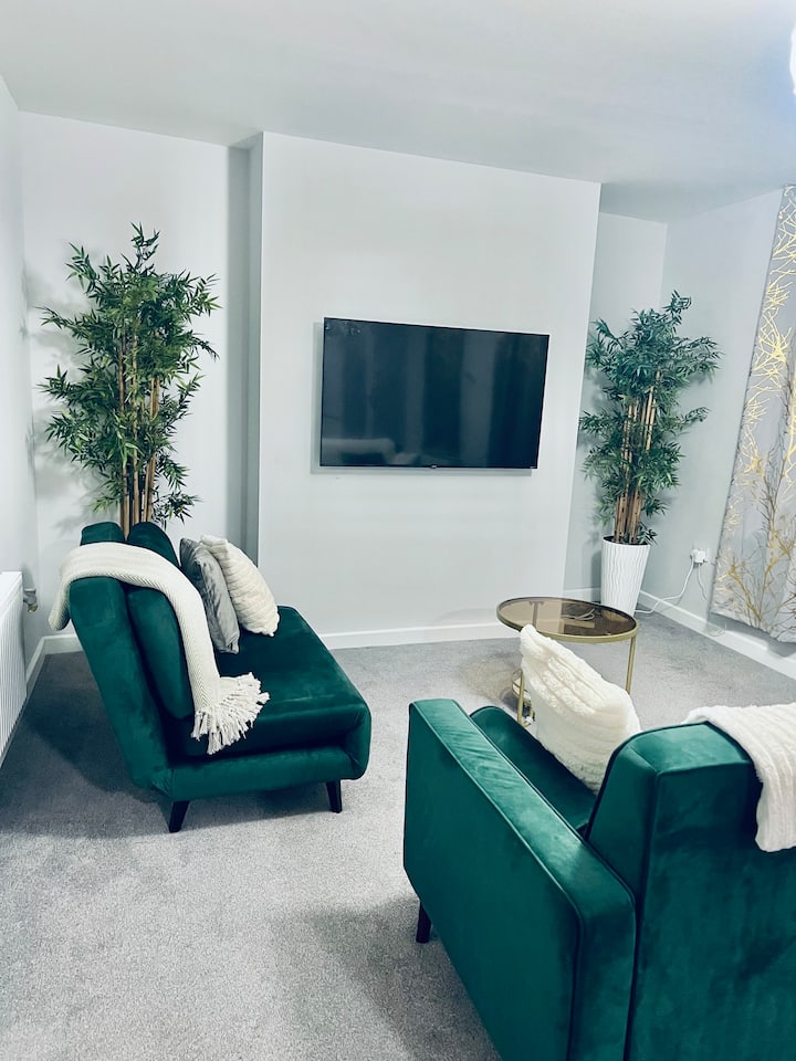 Modern 2 Bed Flat, Strood Station Short/long Terms - Chatham