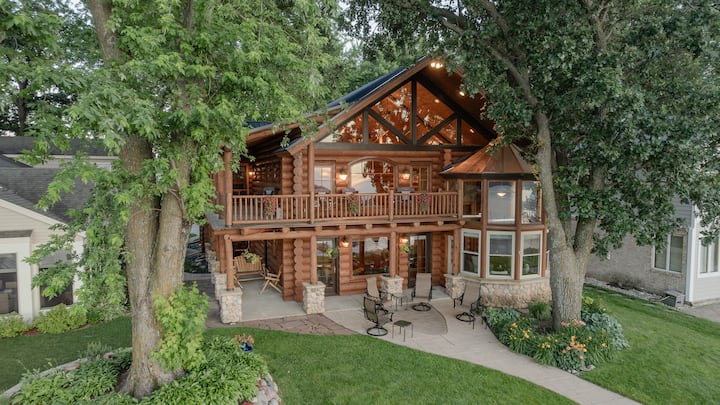 Tranquil Log Home Retreat On West Lake Okoboji - Okoboji, IA